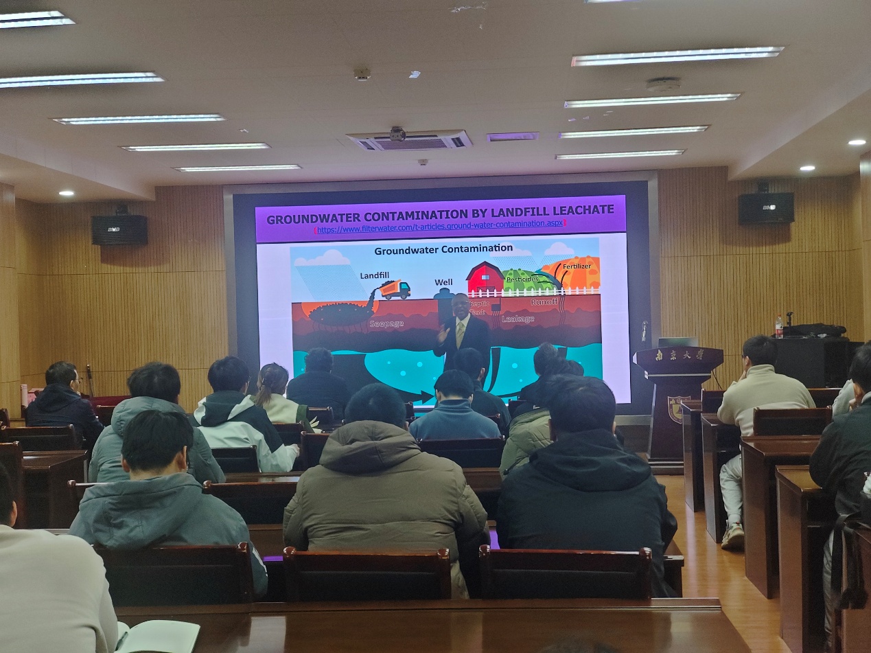 国际知名地质环境科学家Hilary I. Inyang教授来我中心进行学术交流