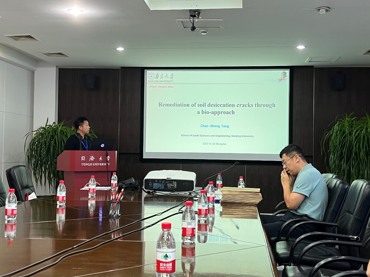 Professor Tang and other teachers and students from our center ...